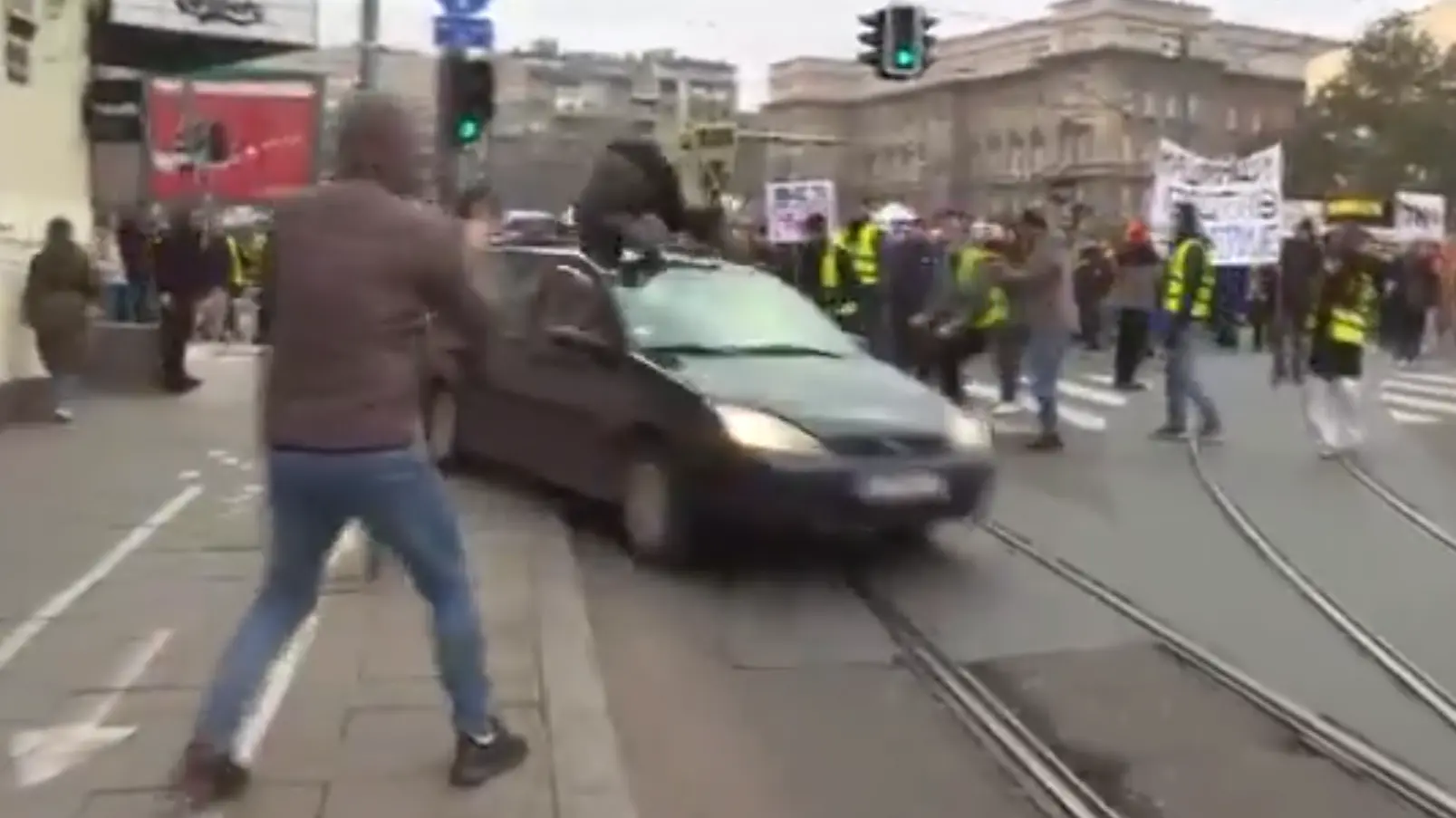 Udario devojku, pa je vozio na krovu "forda": Snimak sa studentske blokade u Beogradu ledi krv u ...